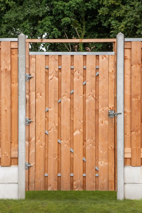 Red class wood gate for your garden - Available at Tuin.co.uk